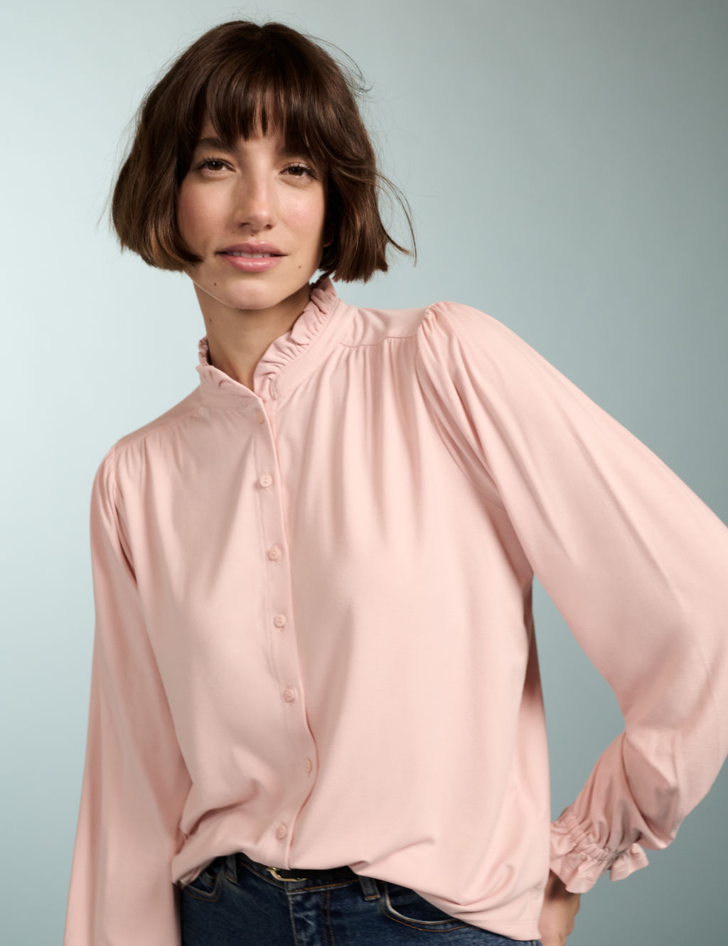 High Neck Frill Detail Blouse Baukjen Mands