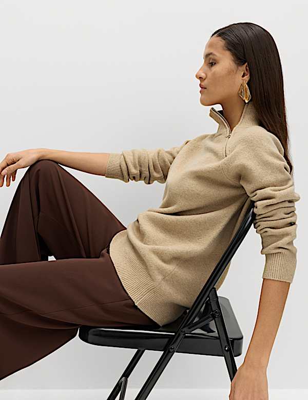 Lange, ontspannen trui met opstaande kraag en rits | SANDSTONE | Truien ...