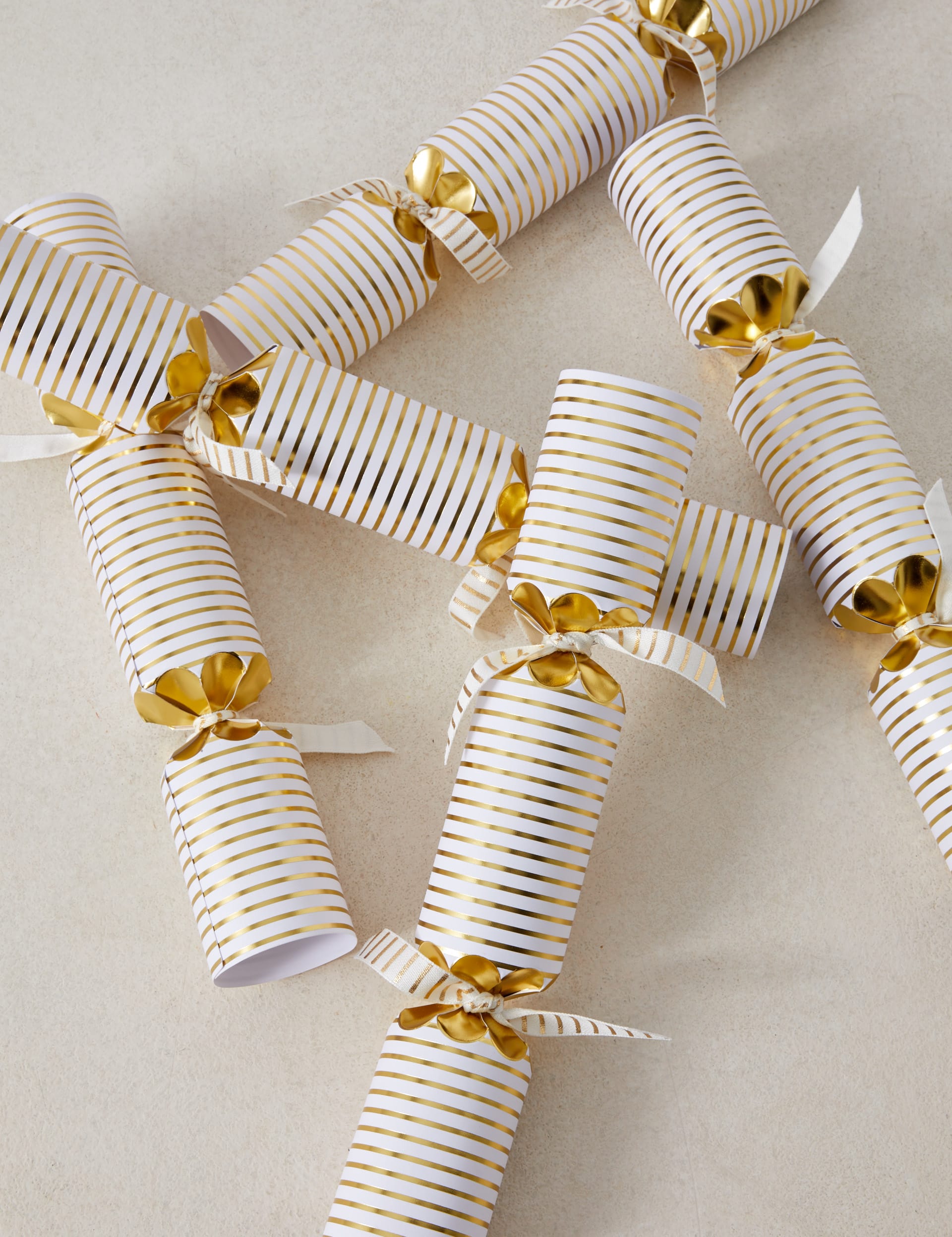 Luxury Christmas Crackers - Pack of 8, 1 Design | M&S