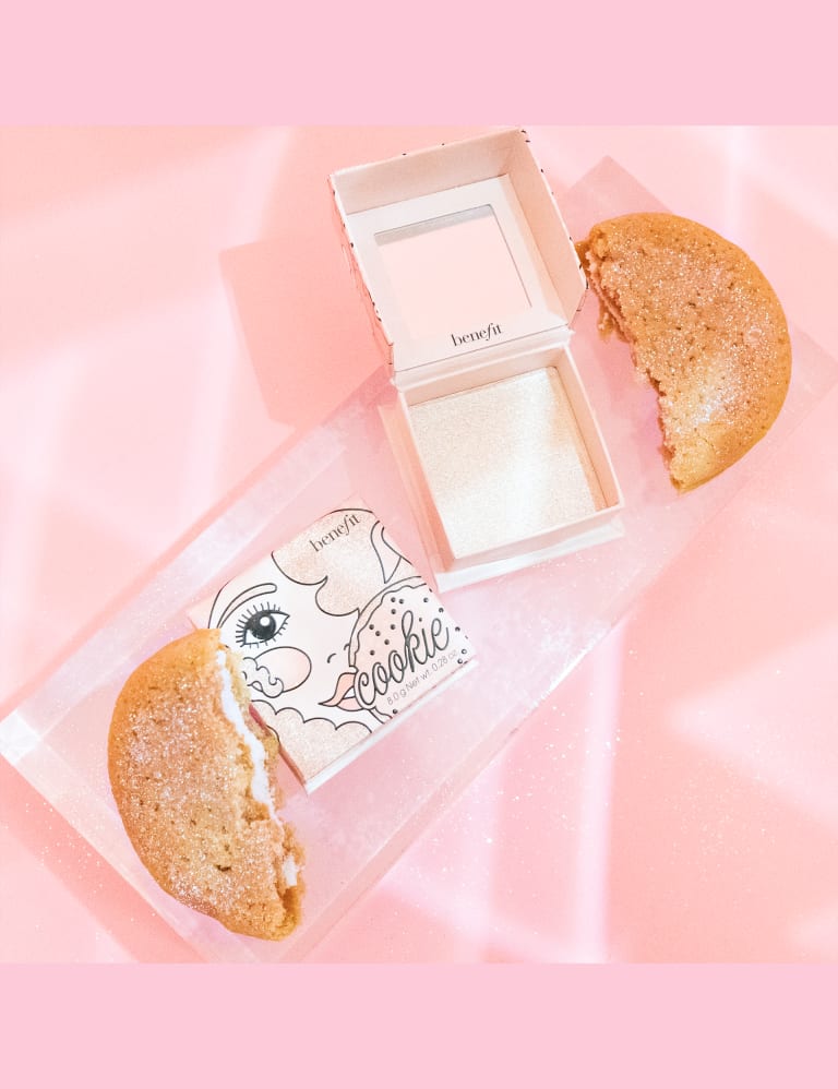 Cookie Powder Highlighter 8g | BENEFIT | M&S